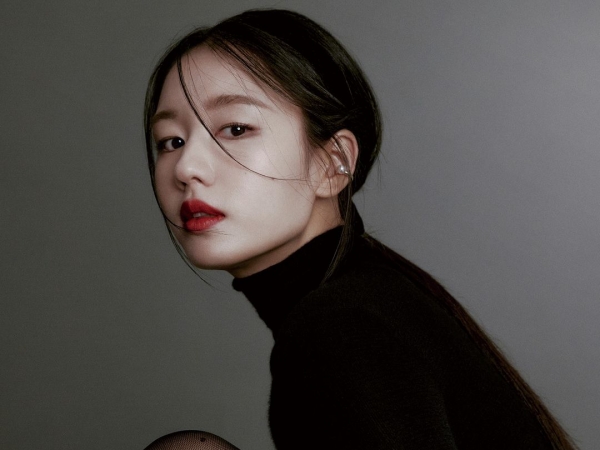 “多すぎるキスシーン”が話題に…女優アン・ウンジン、赤リップでモードな魅力を放つ 【PHOTO】｜スポーツソウル日本版