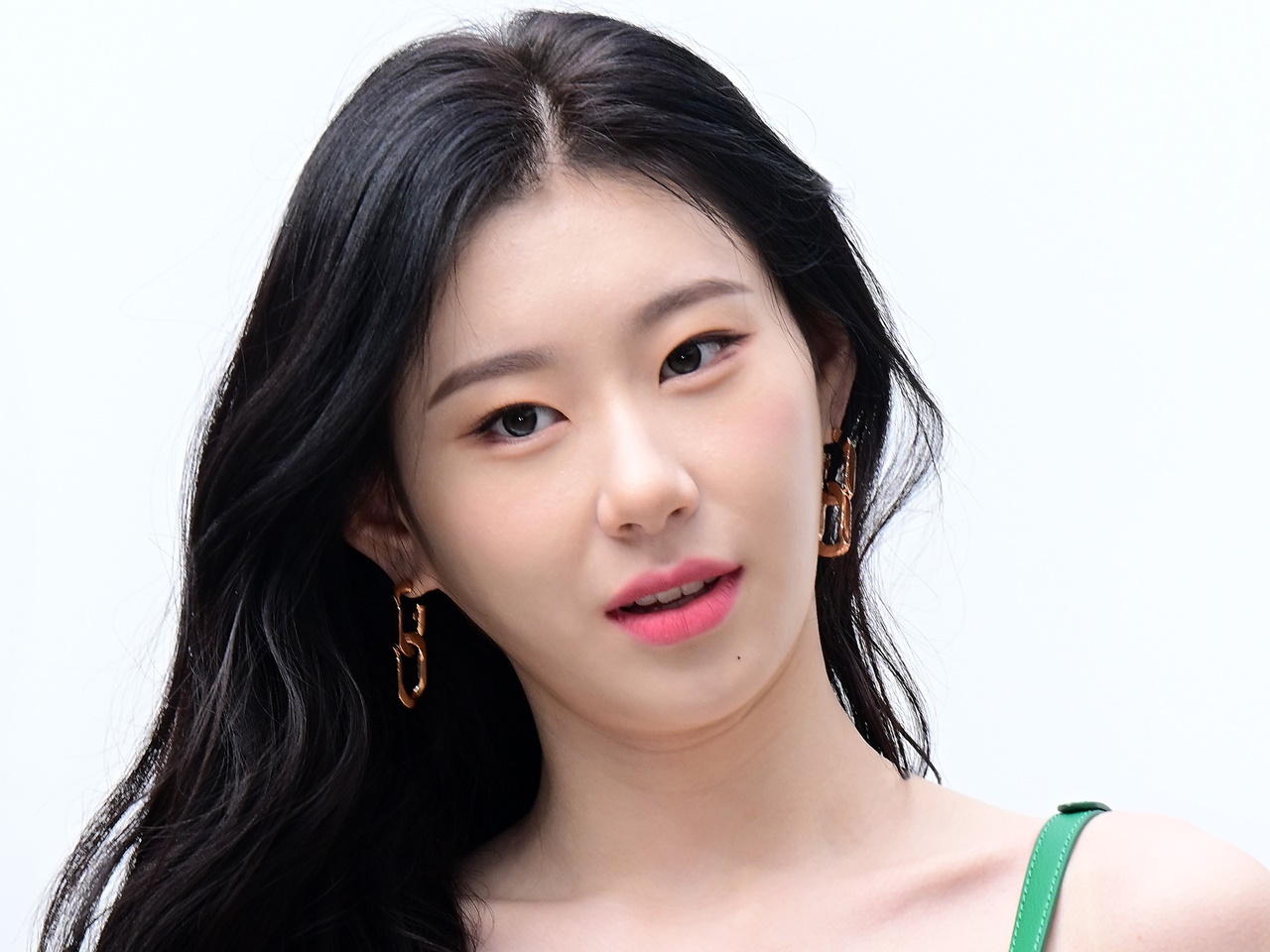 【写真】ITZY・チェリョン、白肌映える黒スイムウェア姿を大公開！チリで見せた細身の美貌｜スポーツソウル日本版