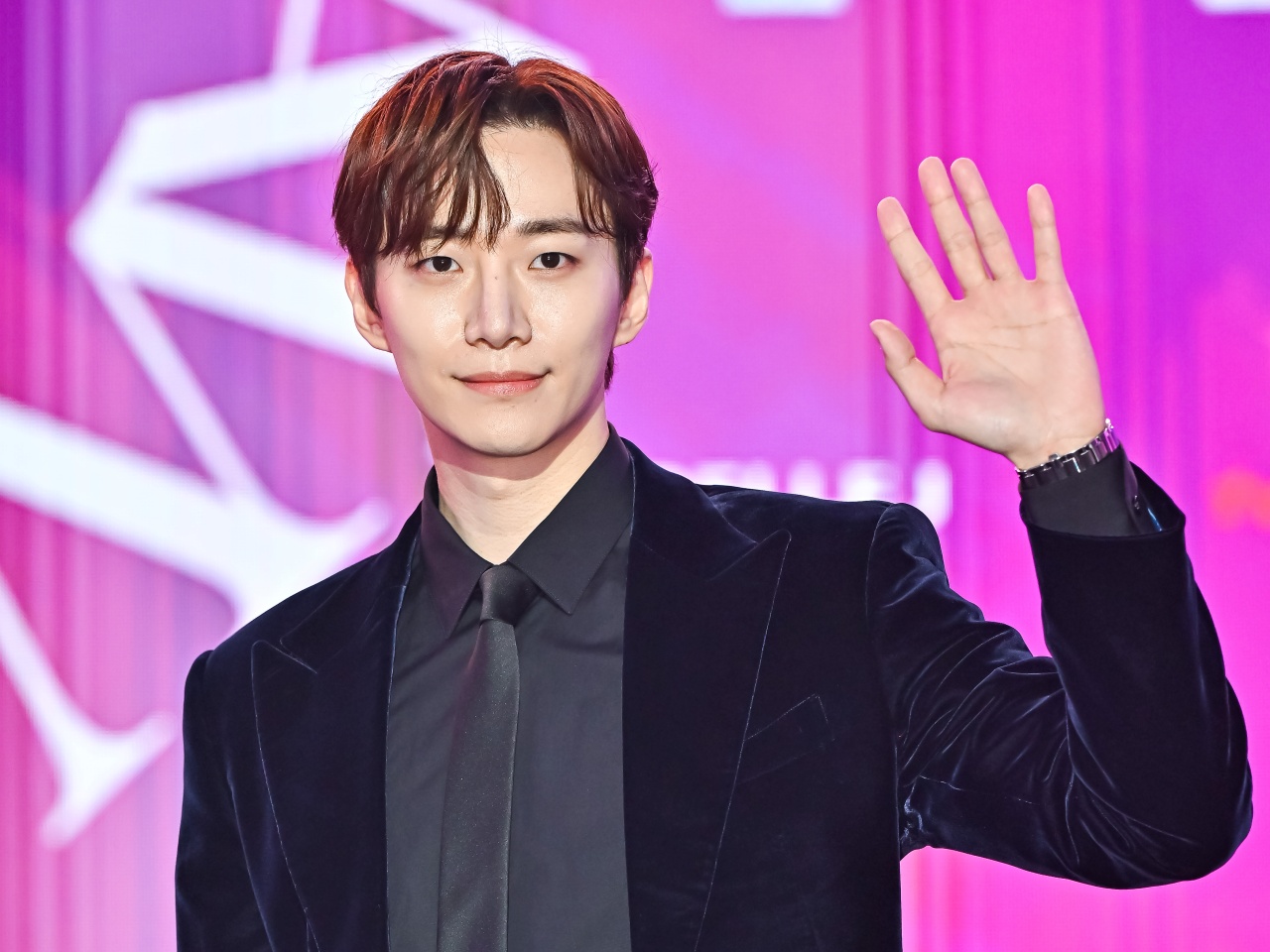 2PM・ジュノ、吸い込まれそうなほどの強い目つき…大ぶりアクセサリーも上品につけこなす【PHOTO】｜スポーツソウル日本版