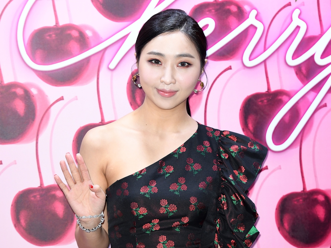 【写真】えっ、着てるよね…？2NE1コン・ミンジ、突然の肌色水着SHOTにファン騒然｜スポーツソウル日本版