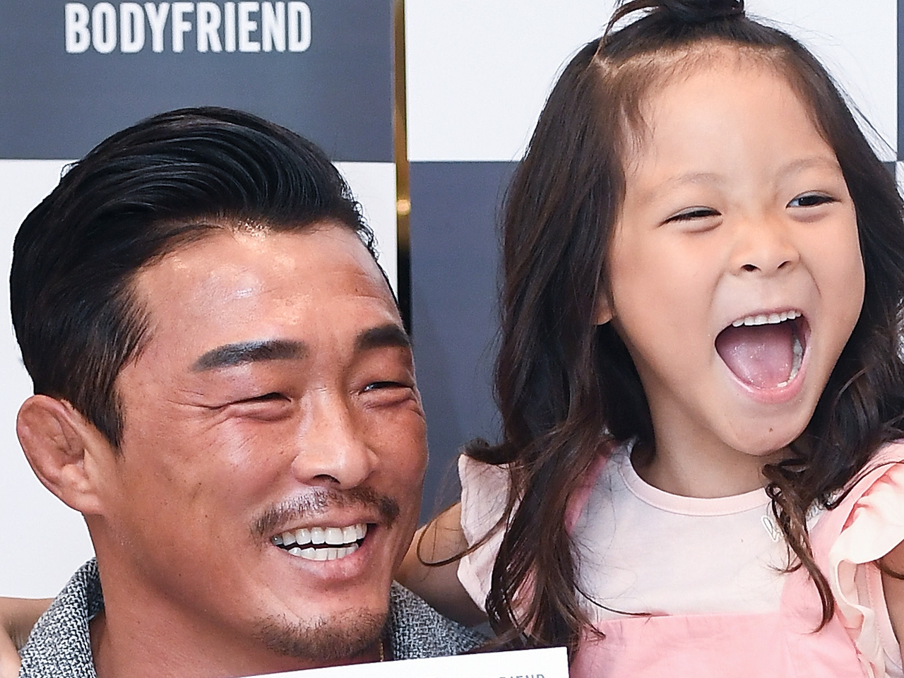 秋山成勲の娘サラン（13）、人生初のモデルオーディションの結果は？母SHIHOのエールも「ママもたくさん落ちてきた」｜スポーツソウル日本版